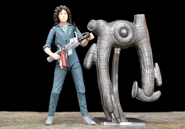 NECA: Cinemachines Alien Space Jockey and Derelict Ship