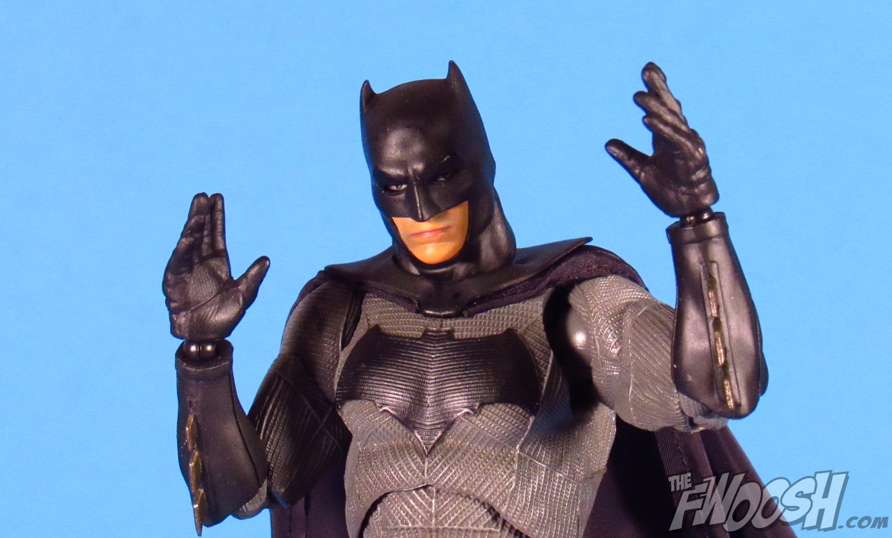 Medicom MAFEX DC Batman Versus Superman Batman Hands 01