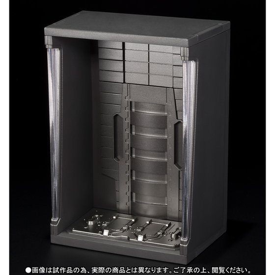 Bandai: S.H. Figuarts Iron Man MK6 and Hall of Armor Display Cases