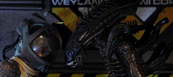 NECA: Alien’s Lambert and Defiance Xenomorph