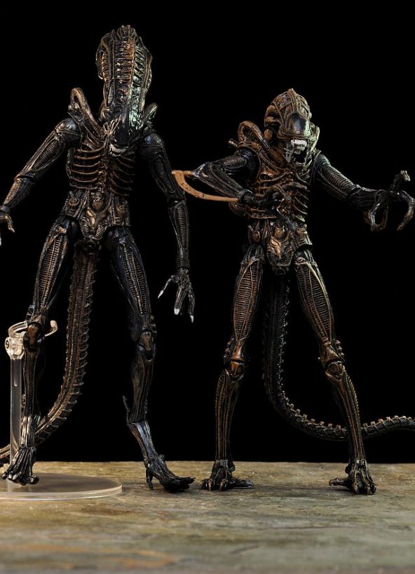 NECA: Alien’s Lambert and Defiance Xenomorph