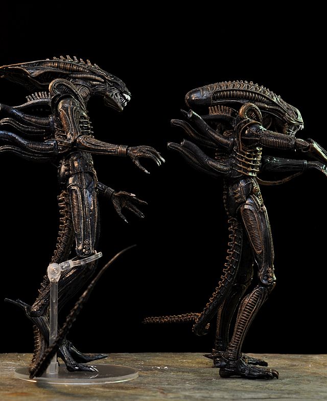 NECA: Alien’s Lambert and Defiance Xenomorph