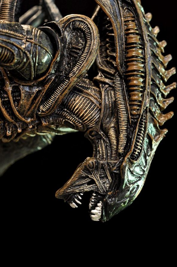NECA: Alien’s Lambert and Defiance Xenomorph