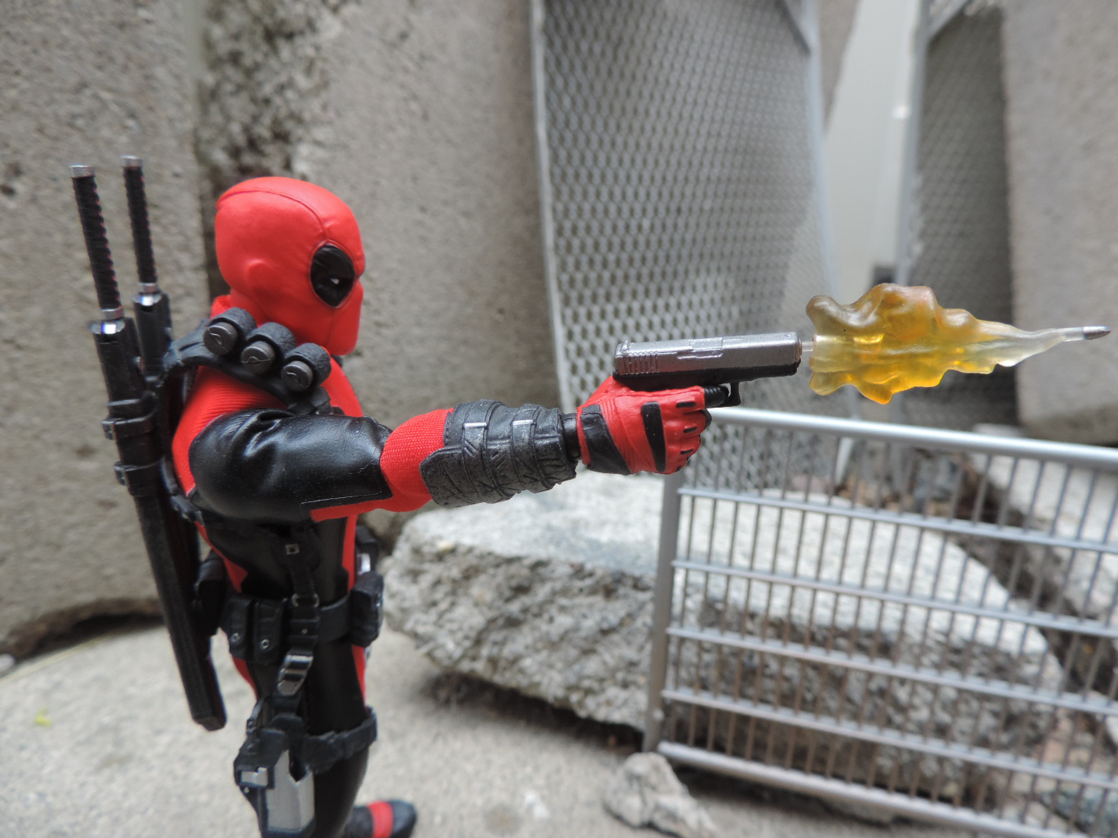 Mezco: One:12 Collective Deadpool (Standard Version)