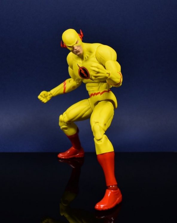 DC Collectibles: DC Essentials Flash and Reverse Flash Review