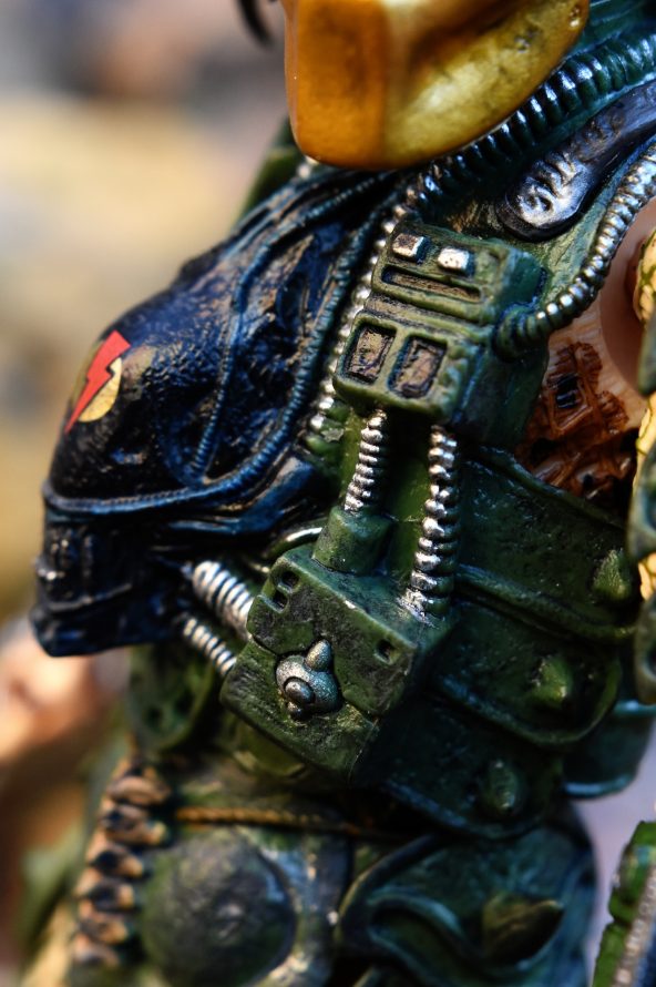 NECA: Aliens VS Predator Broken Tusk Predator