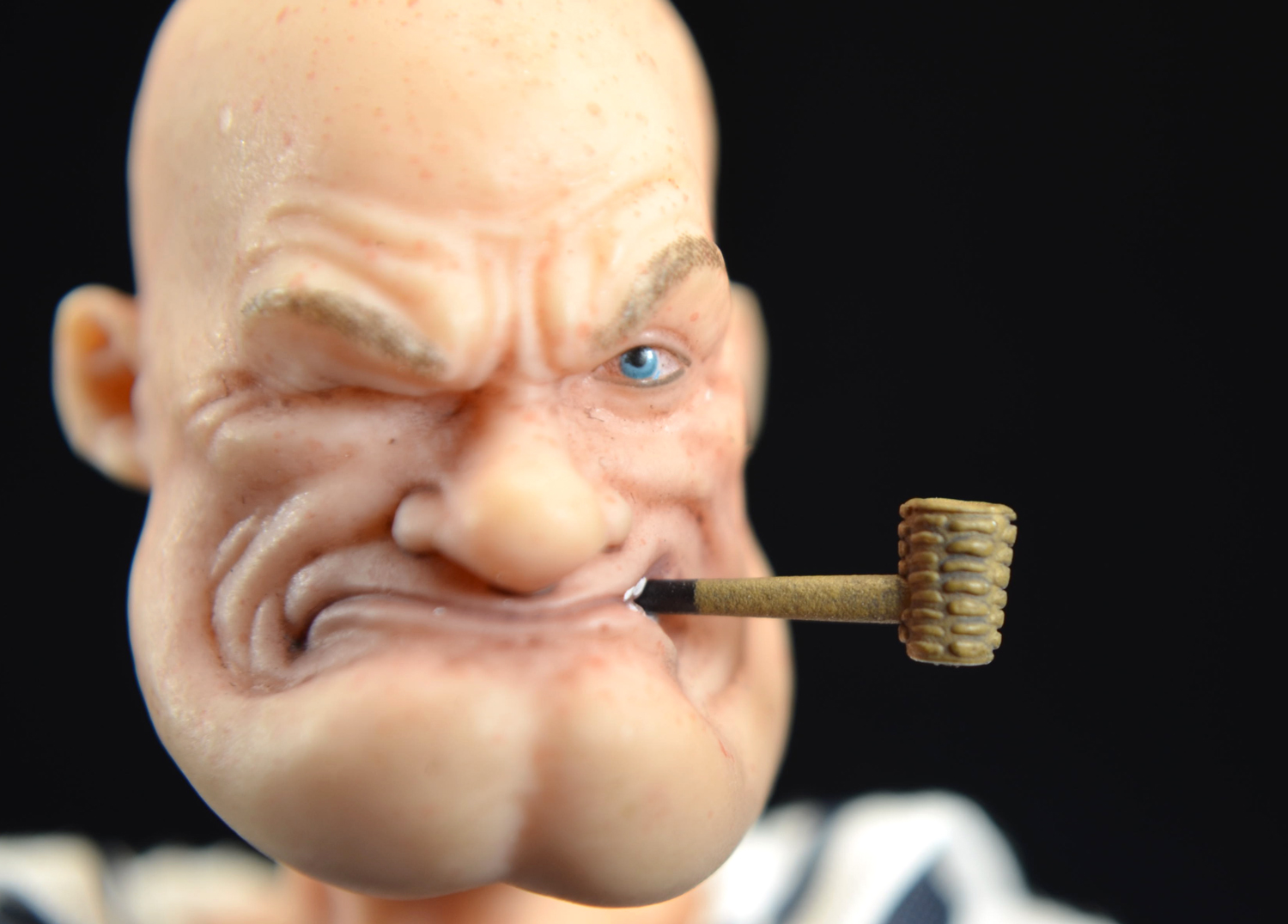 Mezco-One-12-Collective-Exclusive-Sailor-Suit-Popeye-Review-Close-pipe-1