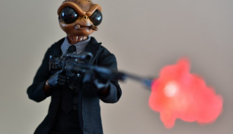 Mezco: One:12 Collective Toyfair Exclusive Gomez “Agent Edition”