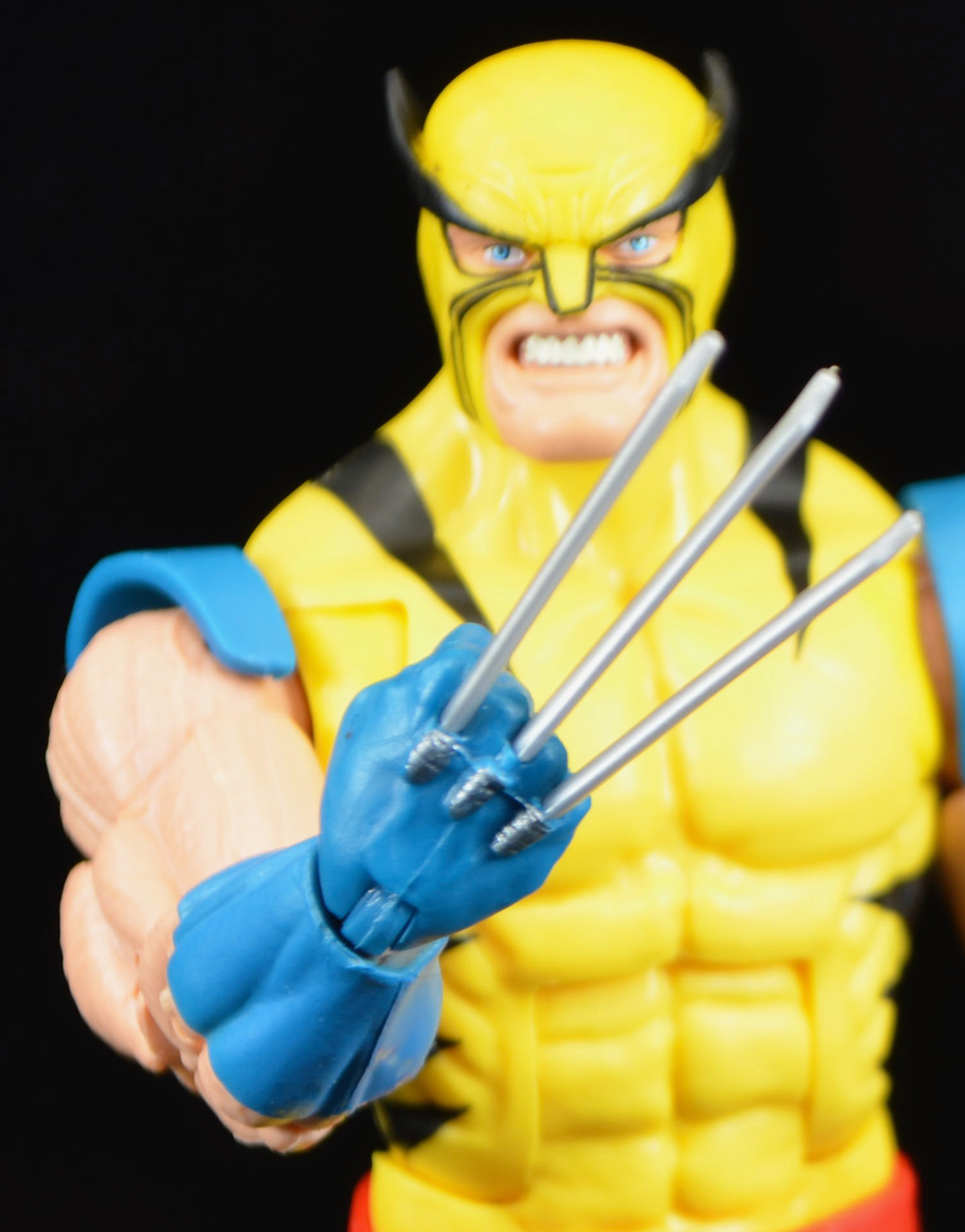 Hasbro-Marvel-Legends-80th-Anniversary-Hulk-vs-Wolverine-Review-claws