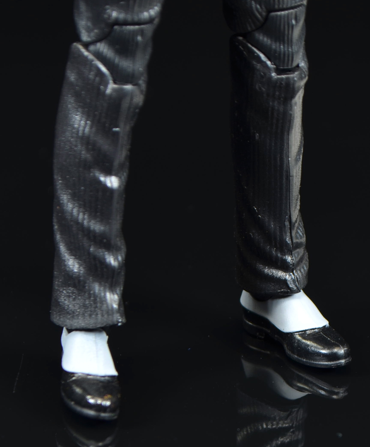 Mattel-DC-Multiverse-Killer-Croc-Series-Alfred-Pennyworth-Review-shoes