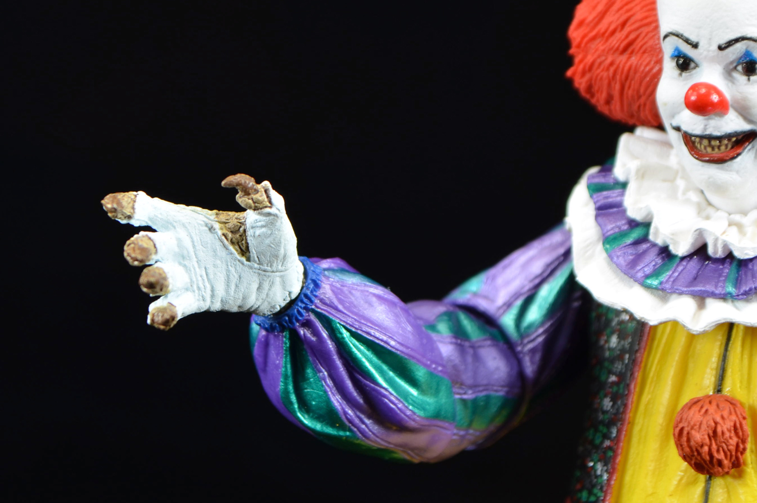 NECA-Reel-Toys-Ultimate-Pennywise-2-Review-monster-hand