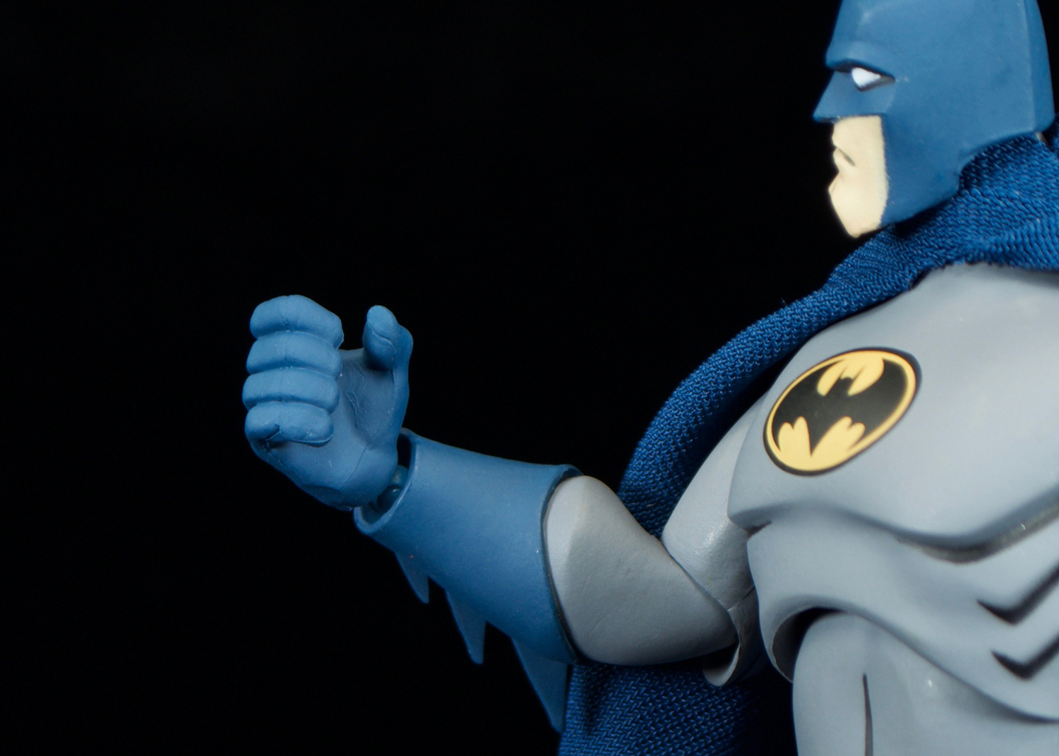 DC-Collectibles-Batman-vs-TMNT-Review-Batman-grip