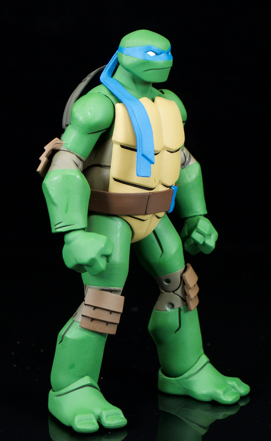 DC-Collectibles-Batman-vs-TMNT-Review-Leonardo-turn-1
