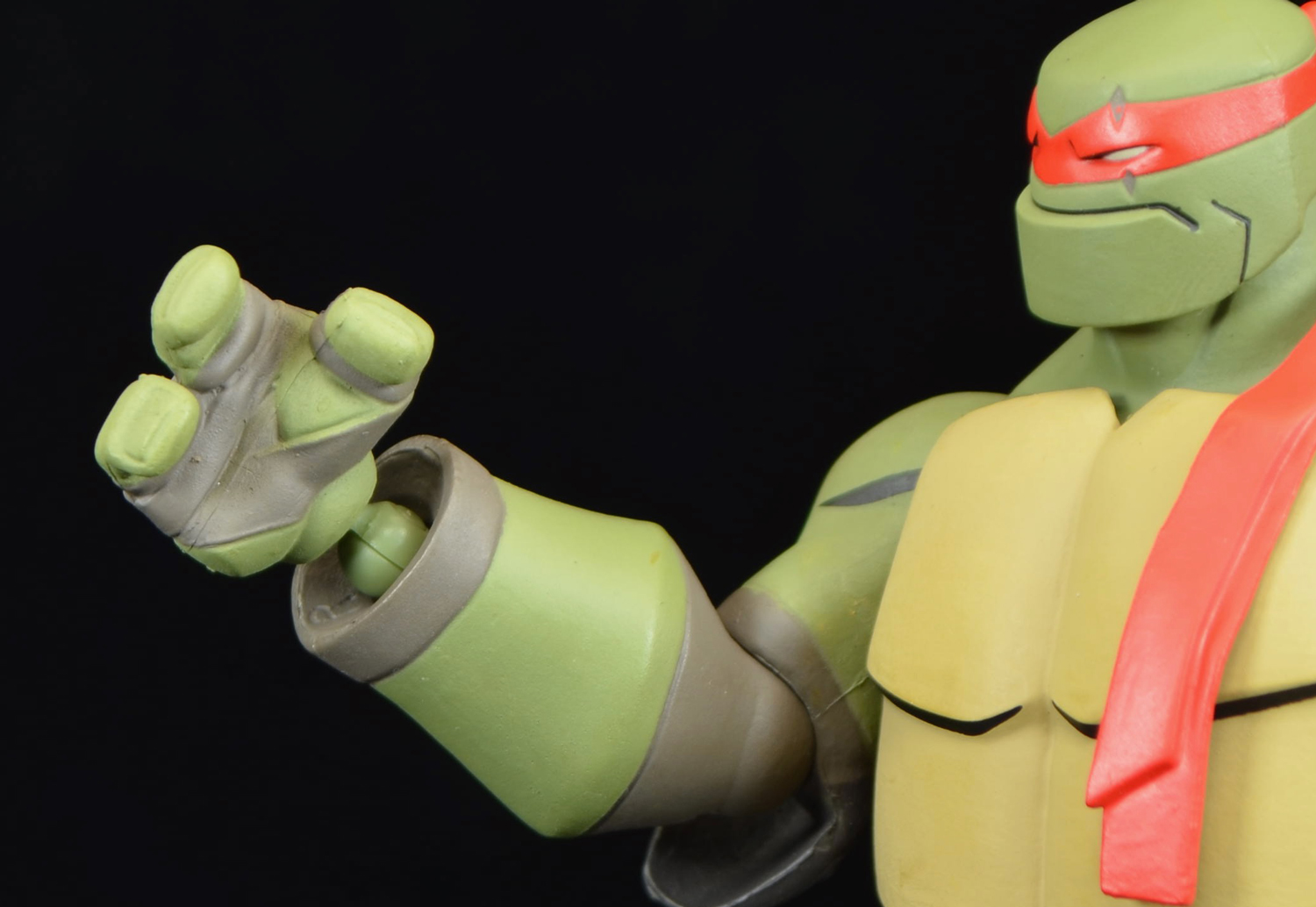 DC-Collectibles-Batman-vs-TMNT-Review-Raphael-open-grip
