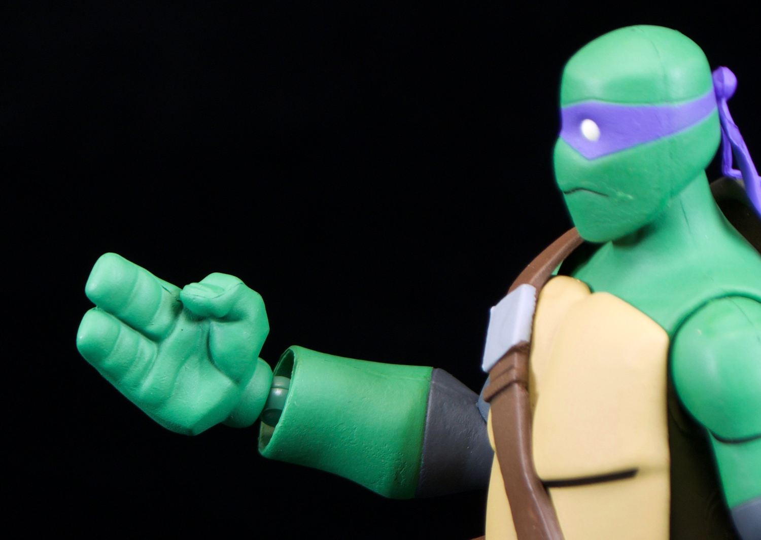 DC-Collectibles-Batman-Vs-TMNT-Donatello-Review-open-hand