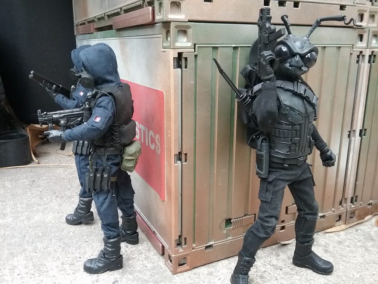 Mezco One:12 Showdown: Lone Roach vs Stealth Ops Gomez