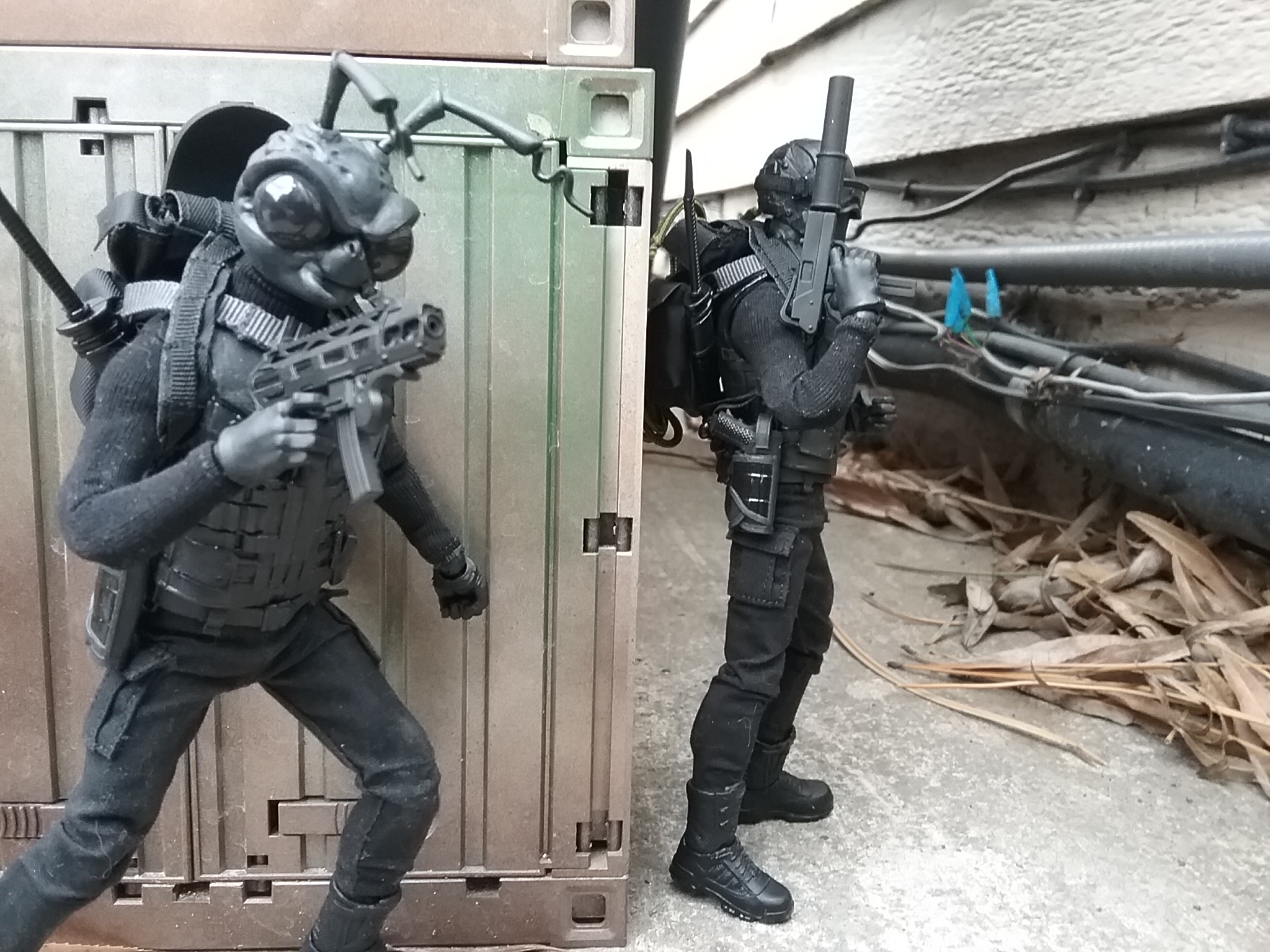Mezco One:12 Showdown: Lone Roach vs Stealth Ops Gomez