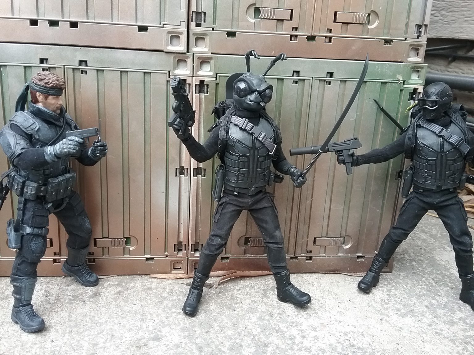 Mezco One:12 Showdown: Lone Roach vs Stealth Ops Gomez