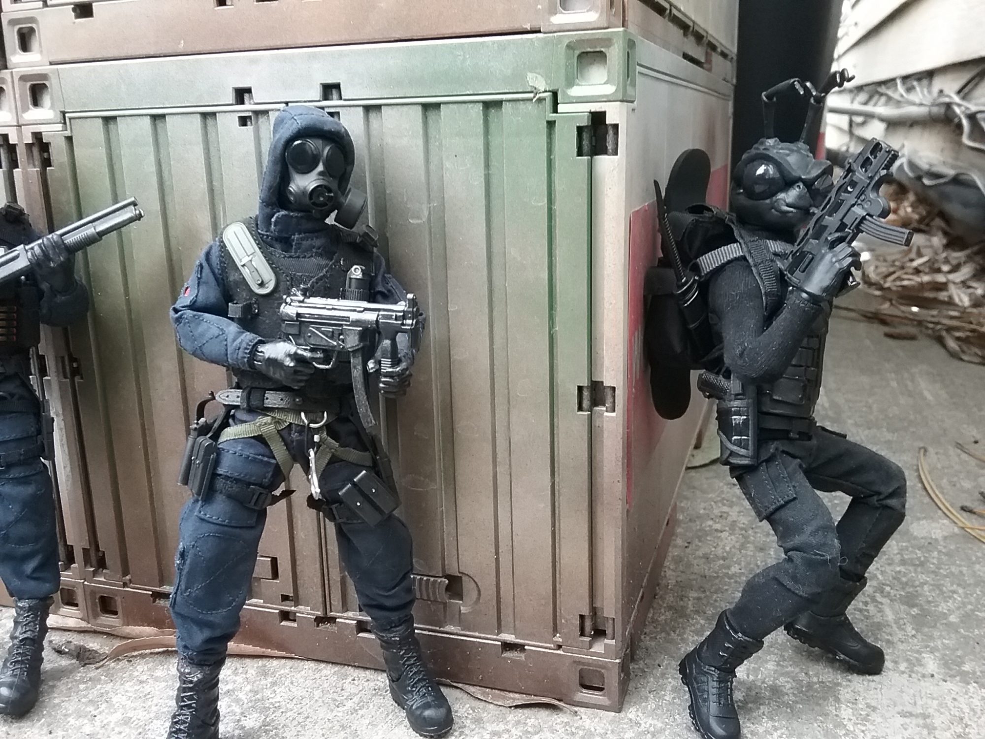 Mezco One:12 Showdown: Lone Roach vs Stealth Ops Gomez