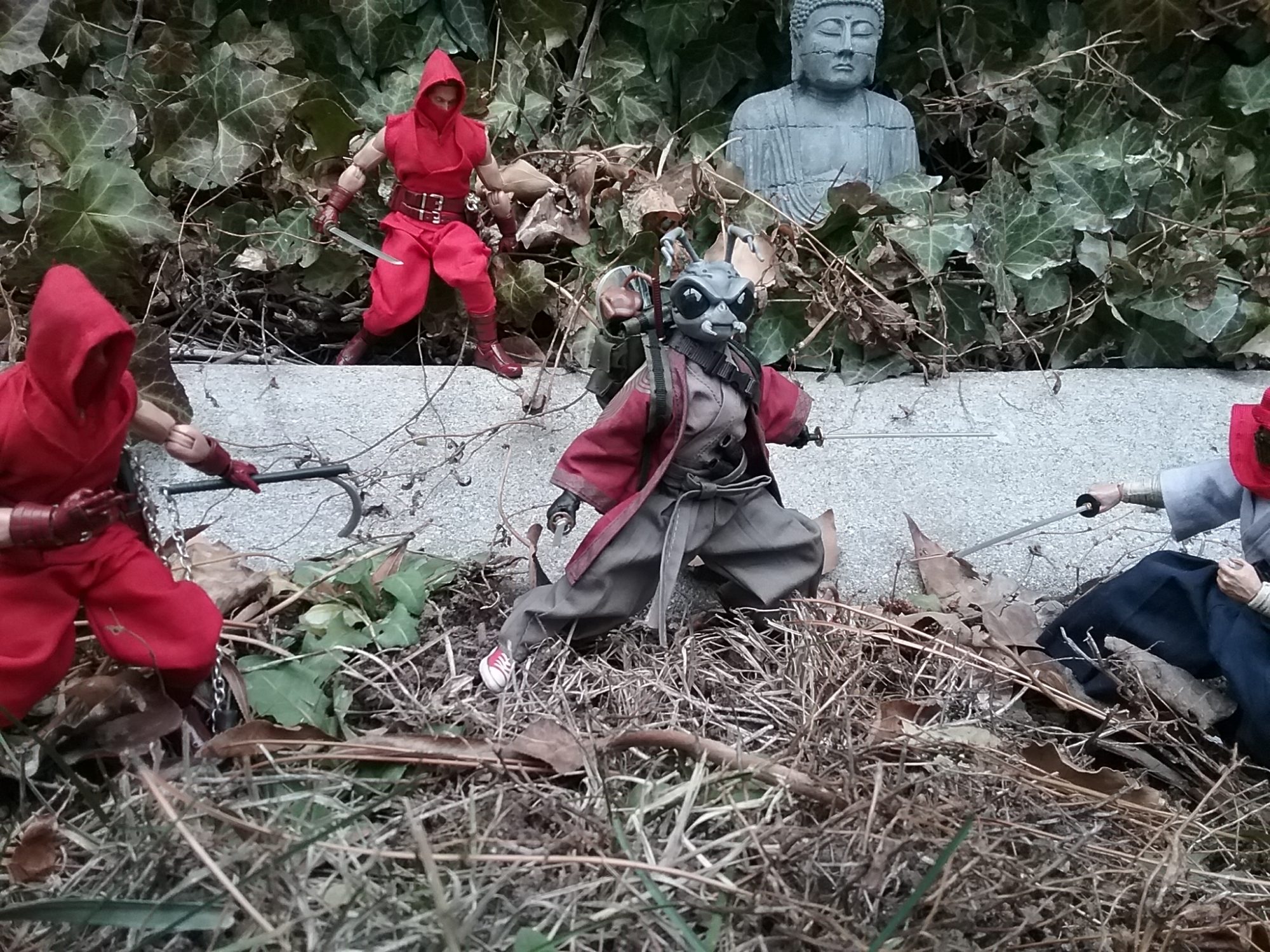 Mezco One:12 Showdown: Lone Roach vs Stealth Ops Gomez