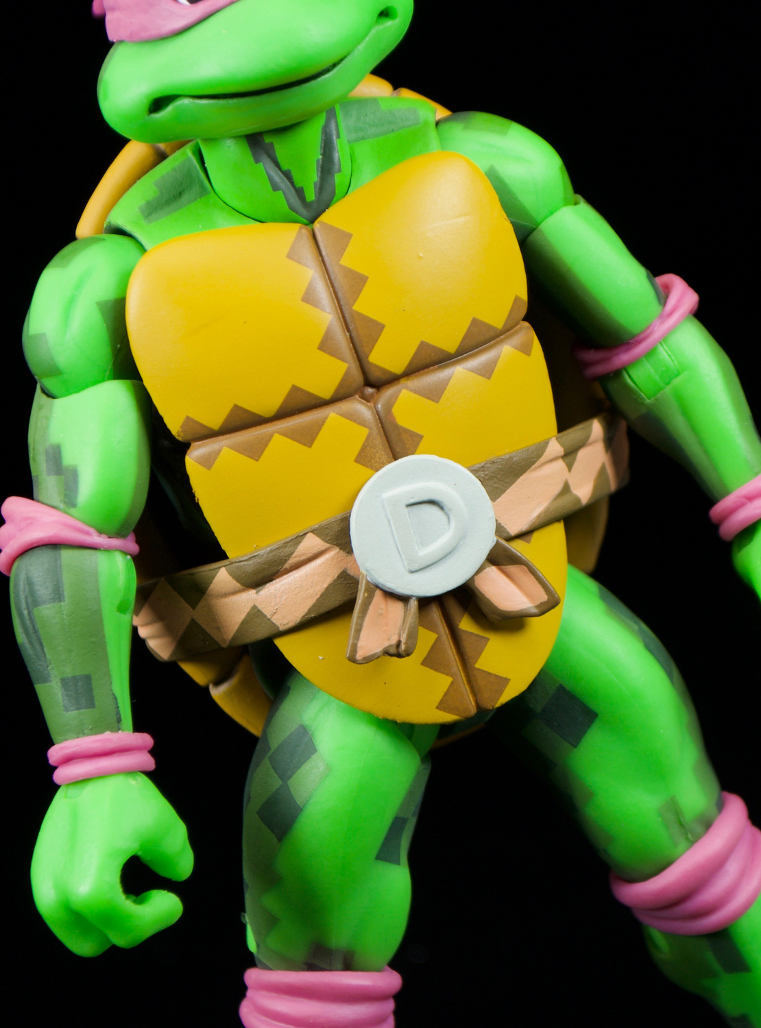 NECA-Teenage-Mutant-Ninja-Turtles-In-Time-Review-Donatello-chest
