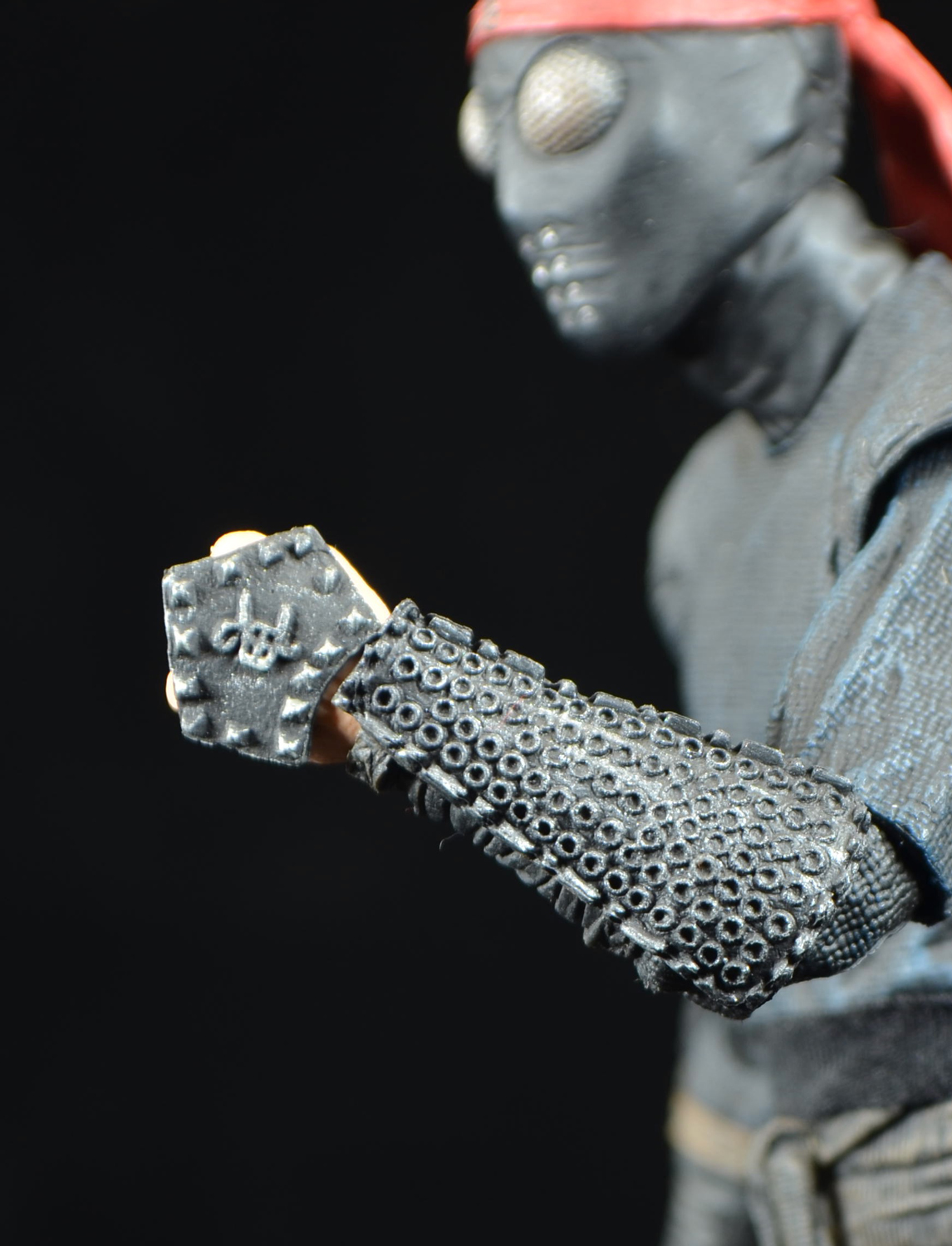 NECA-Teenage-Mutant-Ninja-Turtles-Movie-Foot-Soldiers-Review-gauntlet