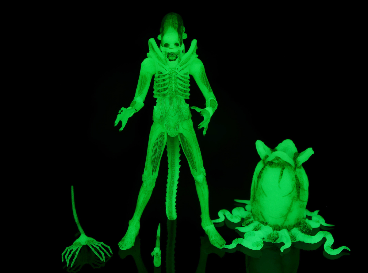 NECA-Alien-Ultimate-2020-Convention-Exclusive-Xenomorph-Review-glow ...