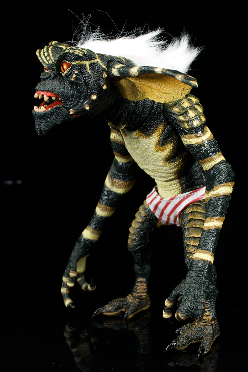 NECA-Gremlins-Unofficial-Summer-Games-Figure-Review-turn-2