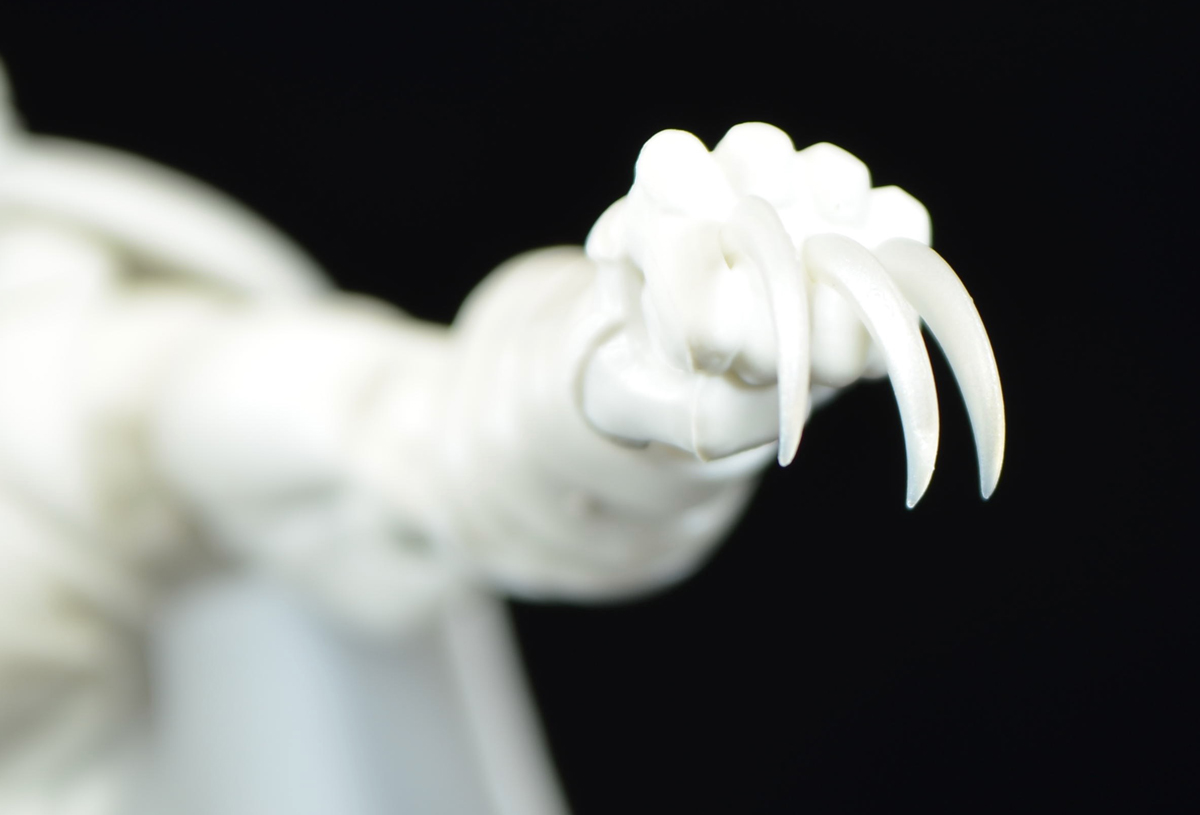 Hasbro-Marvel-Legends-Walgreens-Moon-Knight-Review-claw-1