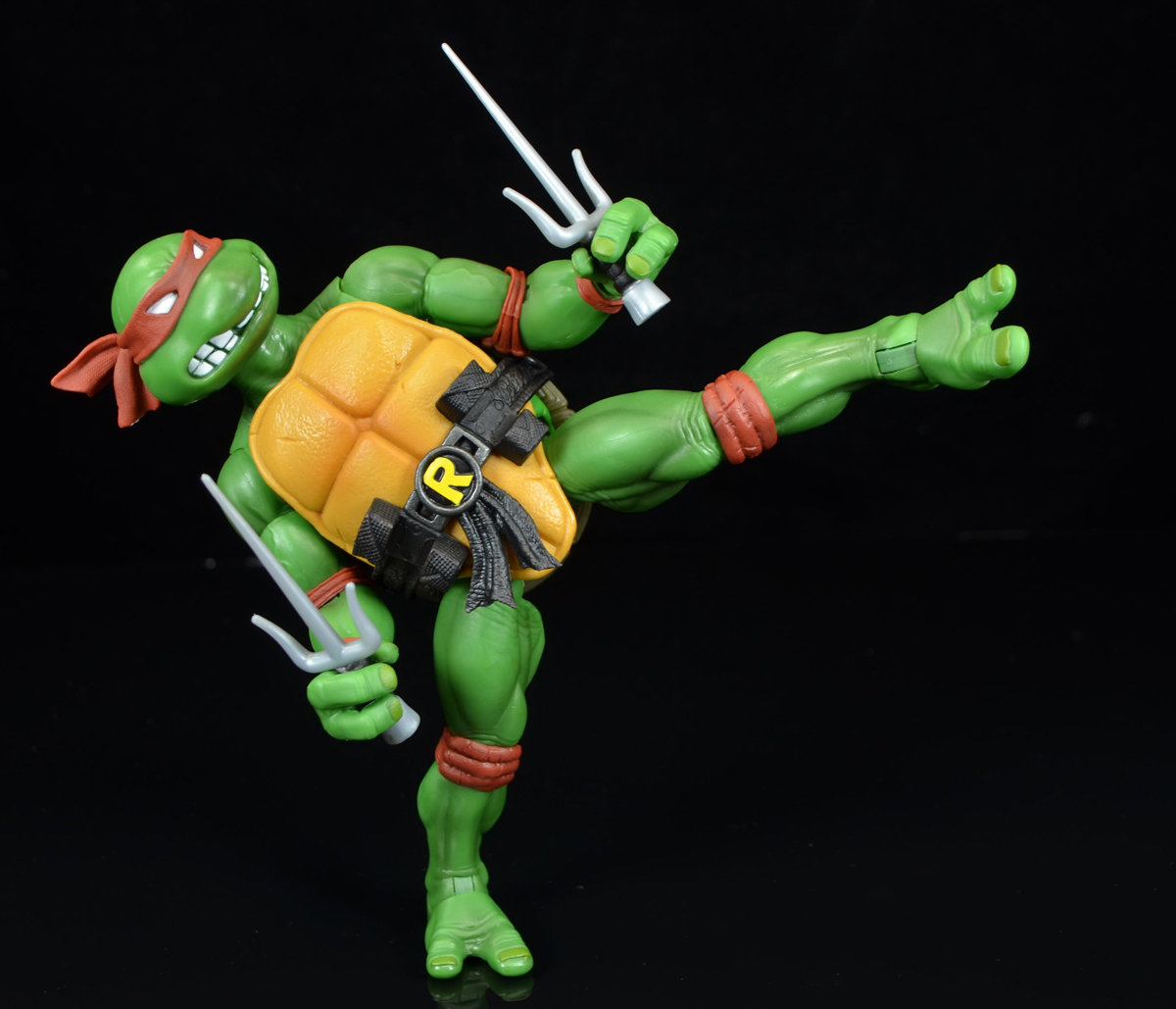 Super7-Teenage-Mutant-Ninja-Turtles-Ultimates-Raphael-Review-kick-1