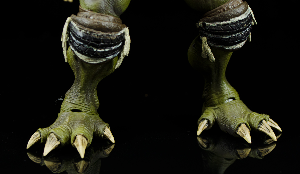 NECA-Teenage-Mutant-Ninja-Turtles-Tokka-Review-feet