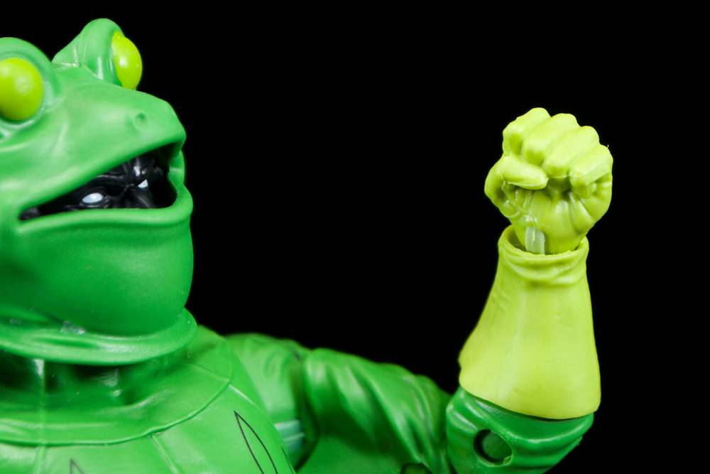 Hasbro-Marvel-Legends-Stilt-Man-Series-Frog-Man-Review-hand-fist