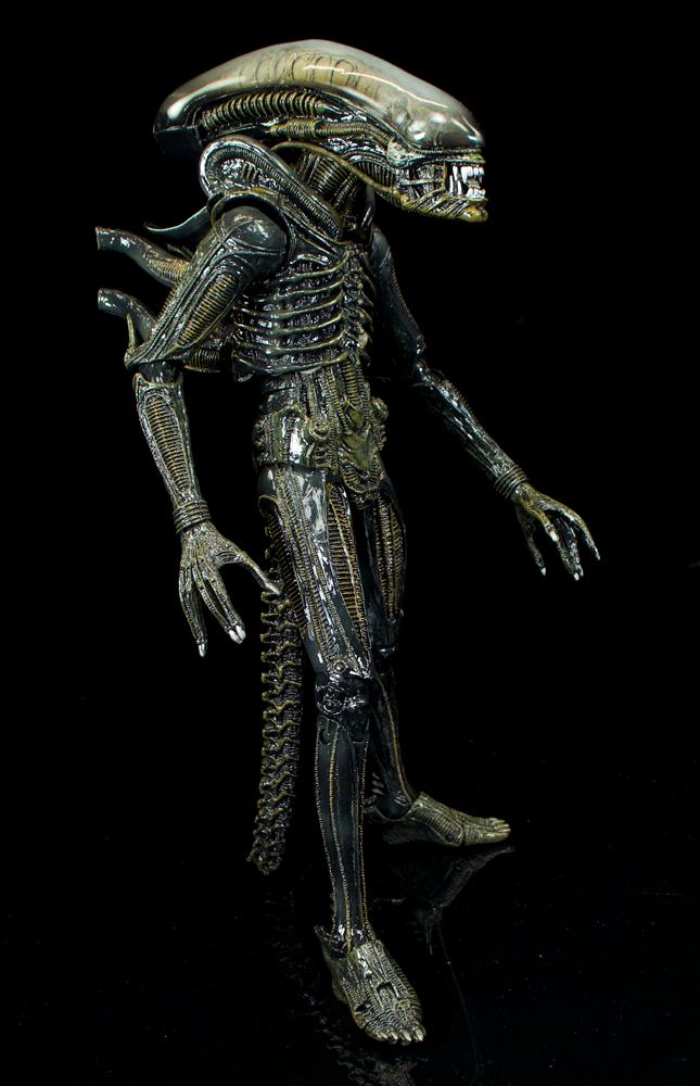 NECA-Alien-40th-Anniversary-Series-3-Review-Big-Chap-walk