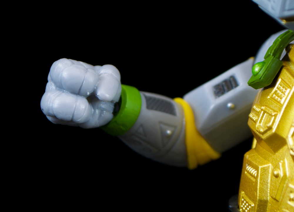 Super7-Teenage-Mutant-Ninja-Turtles-ULTIMATES-Metalhead-Review-fist