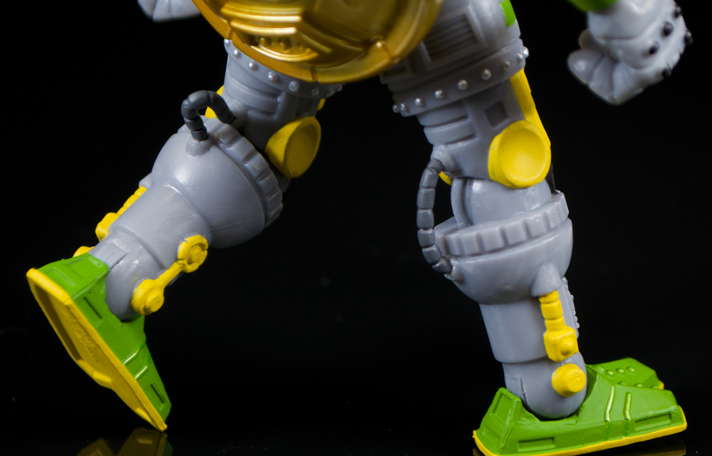 Super7-Teenage-Mutant-Ninja-Turtles-ULTIMATES-Metalhead-Review-leg-bend