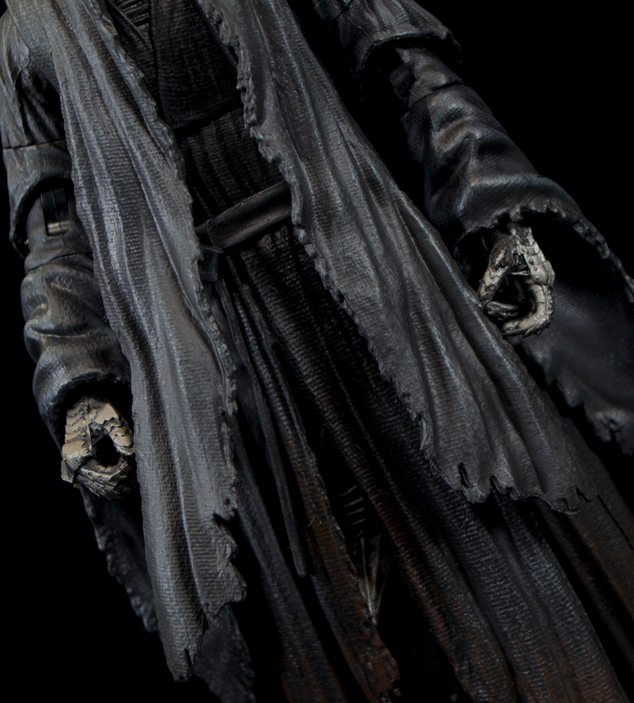 Diamond-Select-Lord-of-the-Rings-Ringwraith-Review-robes