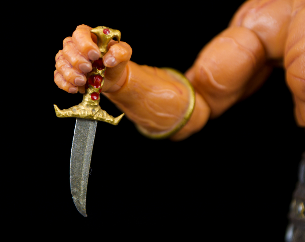 Mezco-One12-Collective-Conan-the-Barbarian-Review-dagger