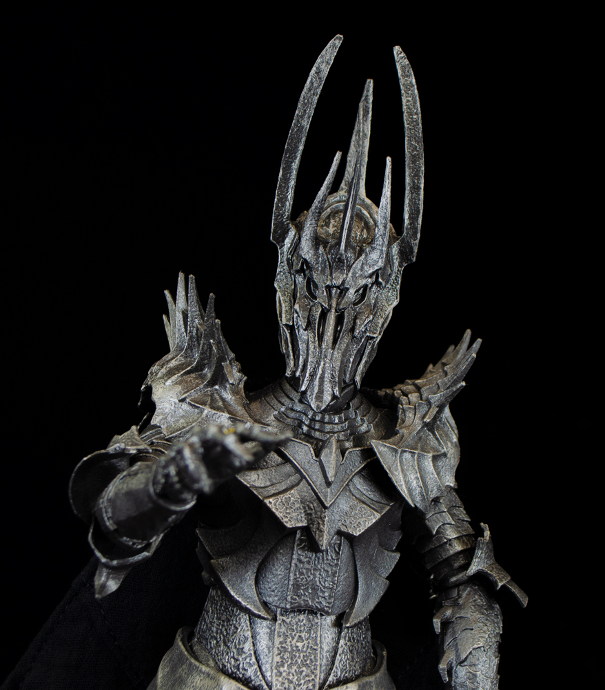 DST-Diamond-Select-Lord-of-the-Rings-Select-Aragorn-Review-sauron-1