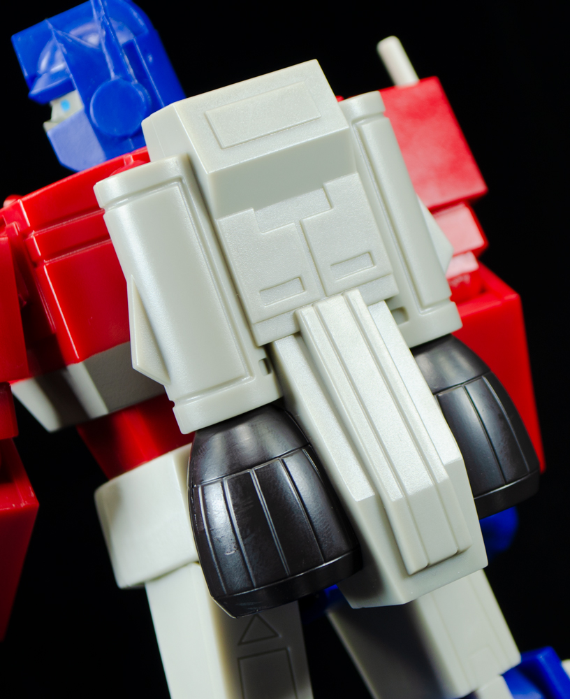 Super7: Transformers ULTIMATES! Optimus Prime First Look