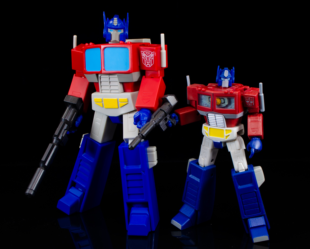 Super7: Transformers ULTIMATES! Optimus Prime First Look