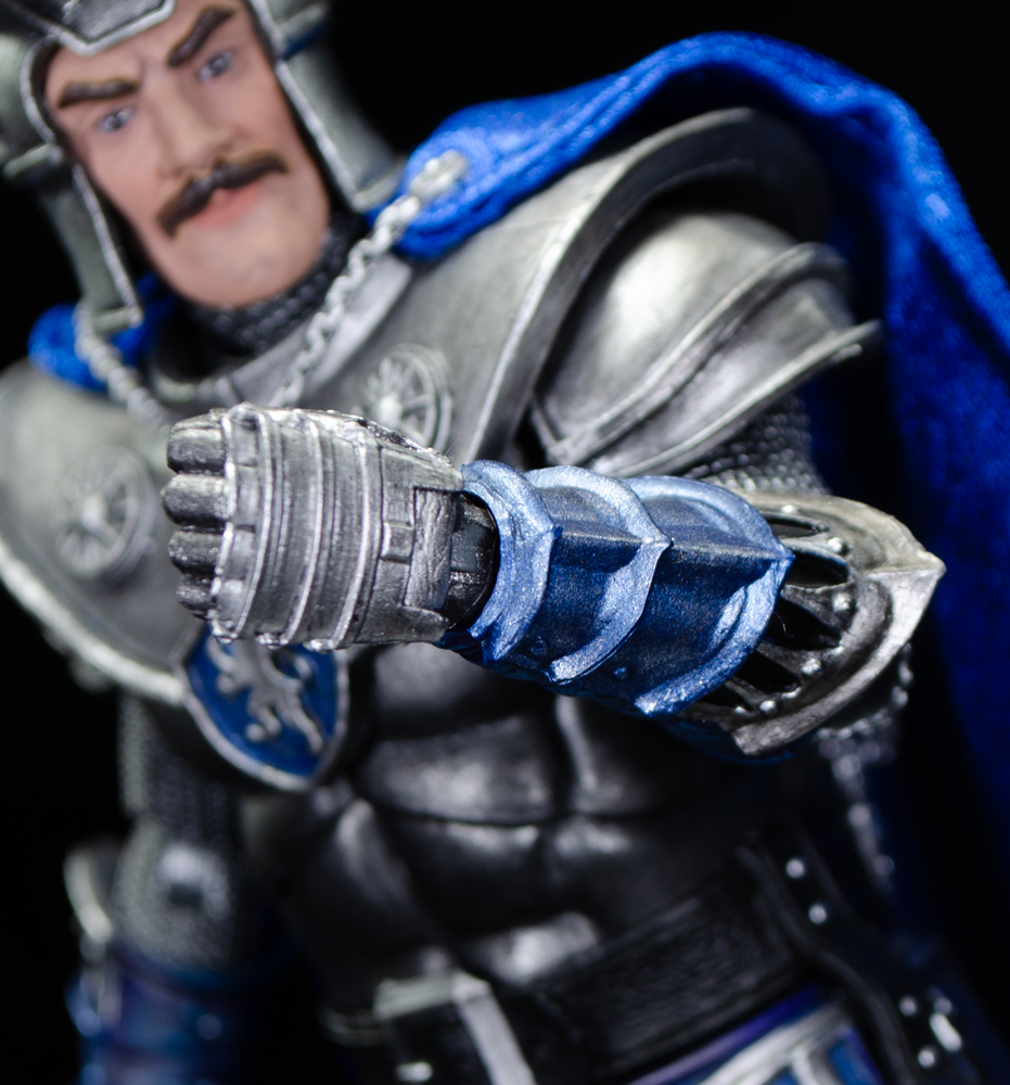 NECA-Dungeons-and-Dragons-Strongheart-Review-gauntlet