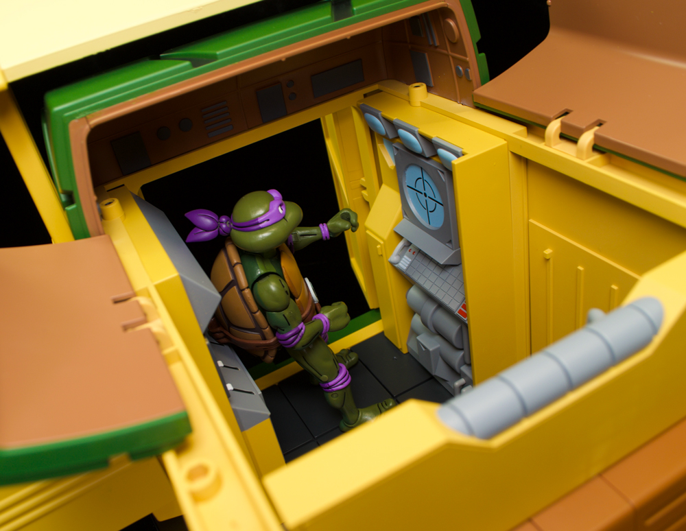 NECA Toys: Teenage Mutant Ninja Turtles Turtle Van First Look and Unboxing